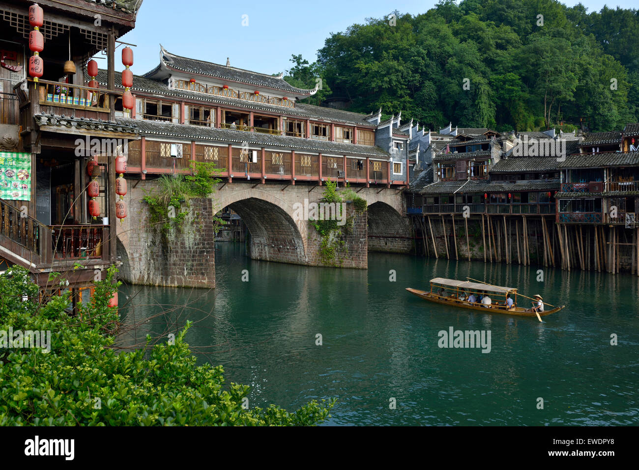 Hongqiao Bridge of the roof, Sightseeing boat Stock Photo - Alamy