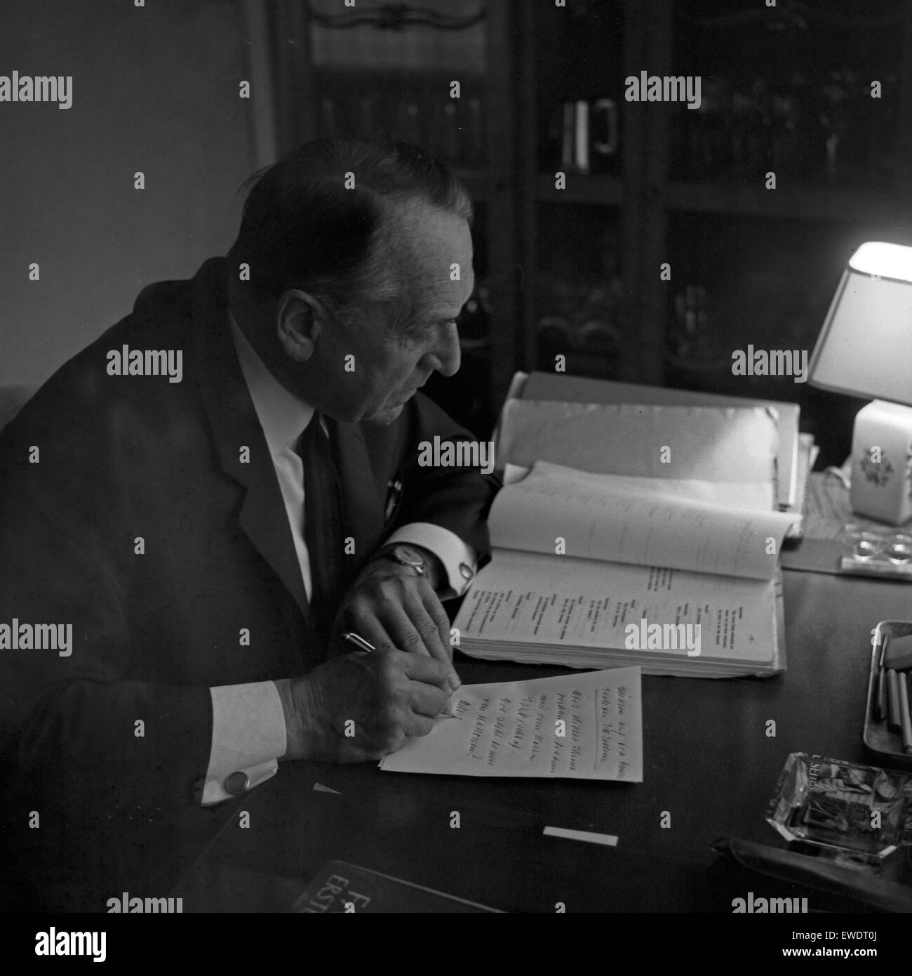 Deutscher Schauspieler Robert Meyn in Hamburg, Deutschland 1960er Jahre ...