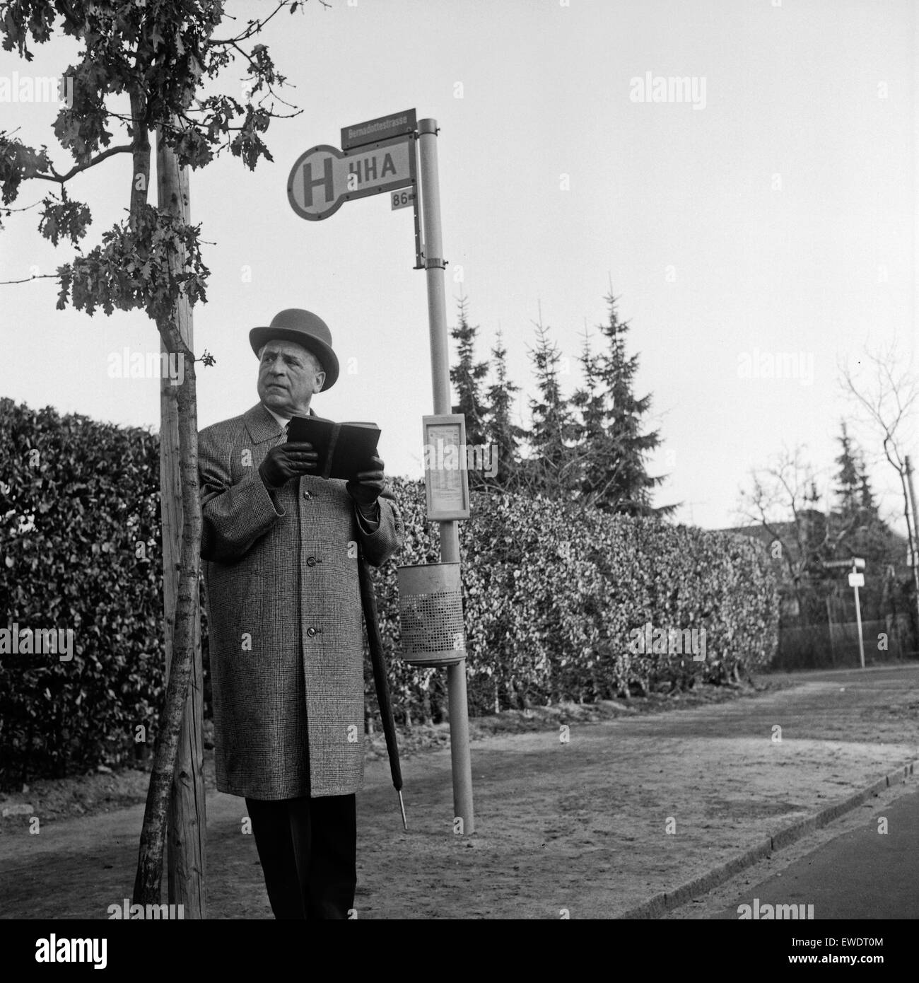 Deutscher Schauspieler Robert Meyn an der Bushaltestelle ...