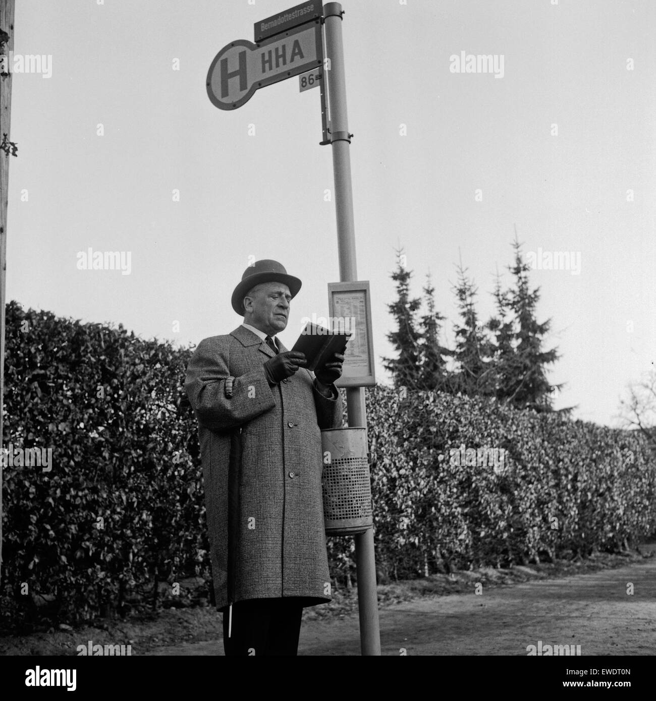 Deutscher Schauspieler Robert Meyn an der Bushaltestelle ...