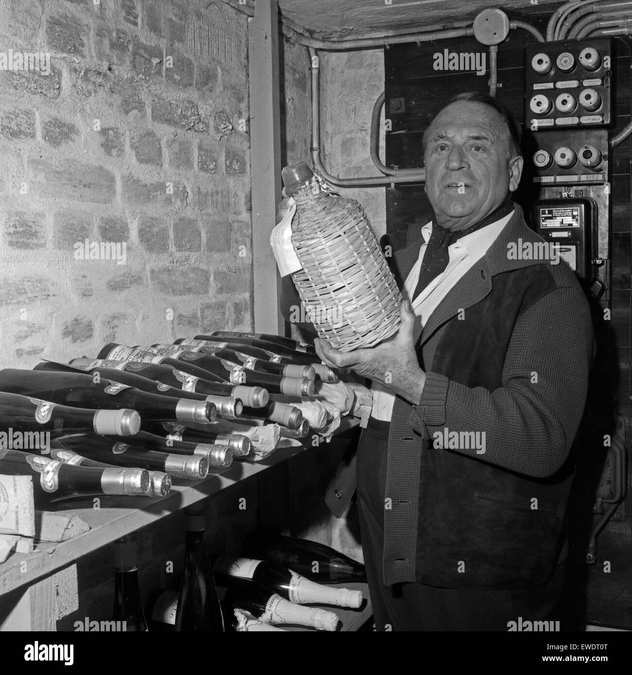 Deutscher Schauspieler Robert Meyn in seinem Weinkeller in Hamburg ...