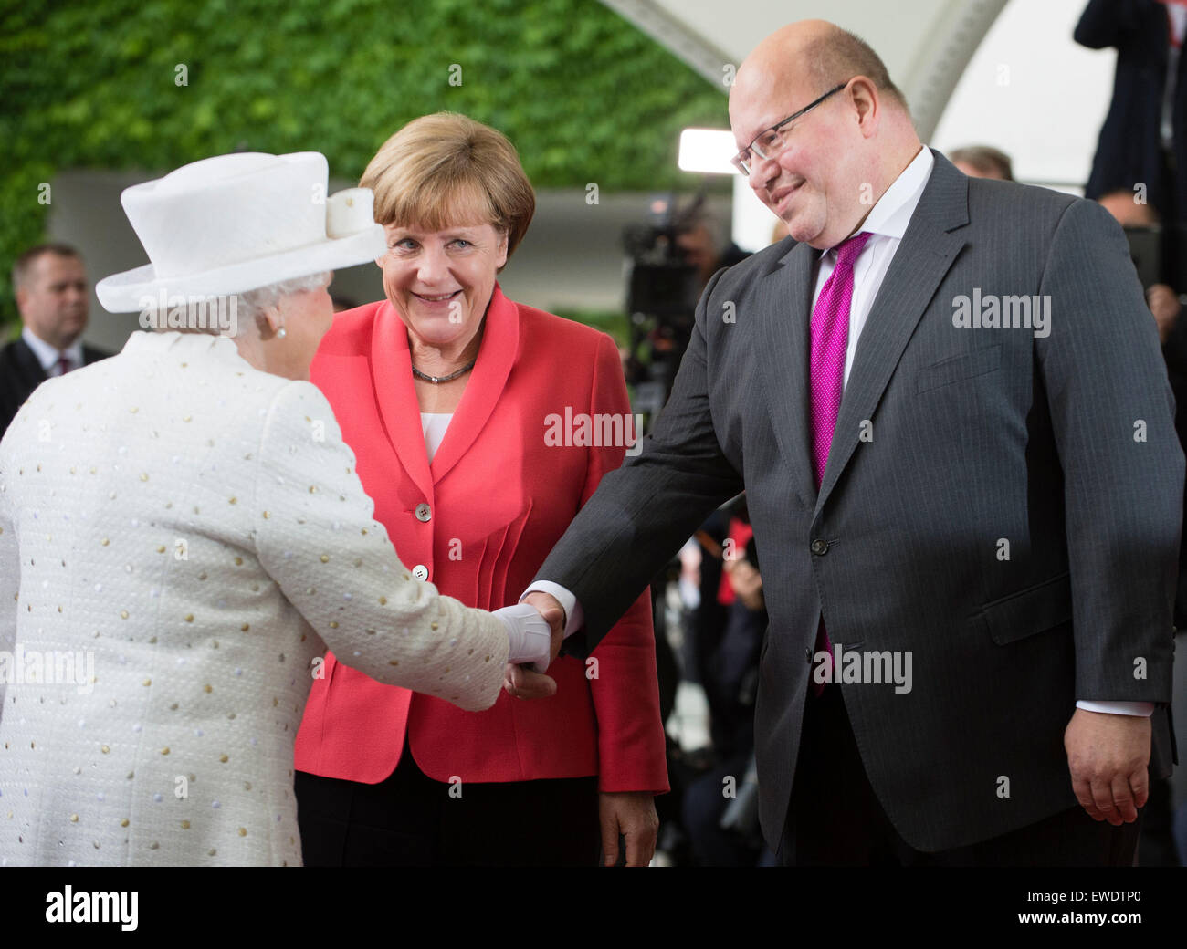 Berlin, Germany. 24th June, 2015. The British Queen Elizabeth II (l) is ...