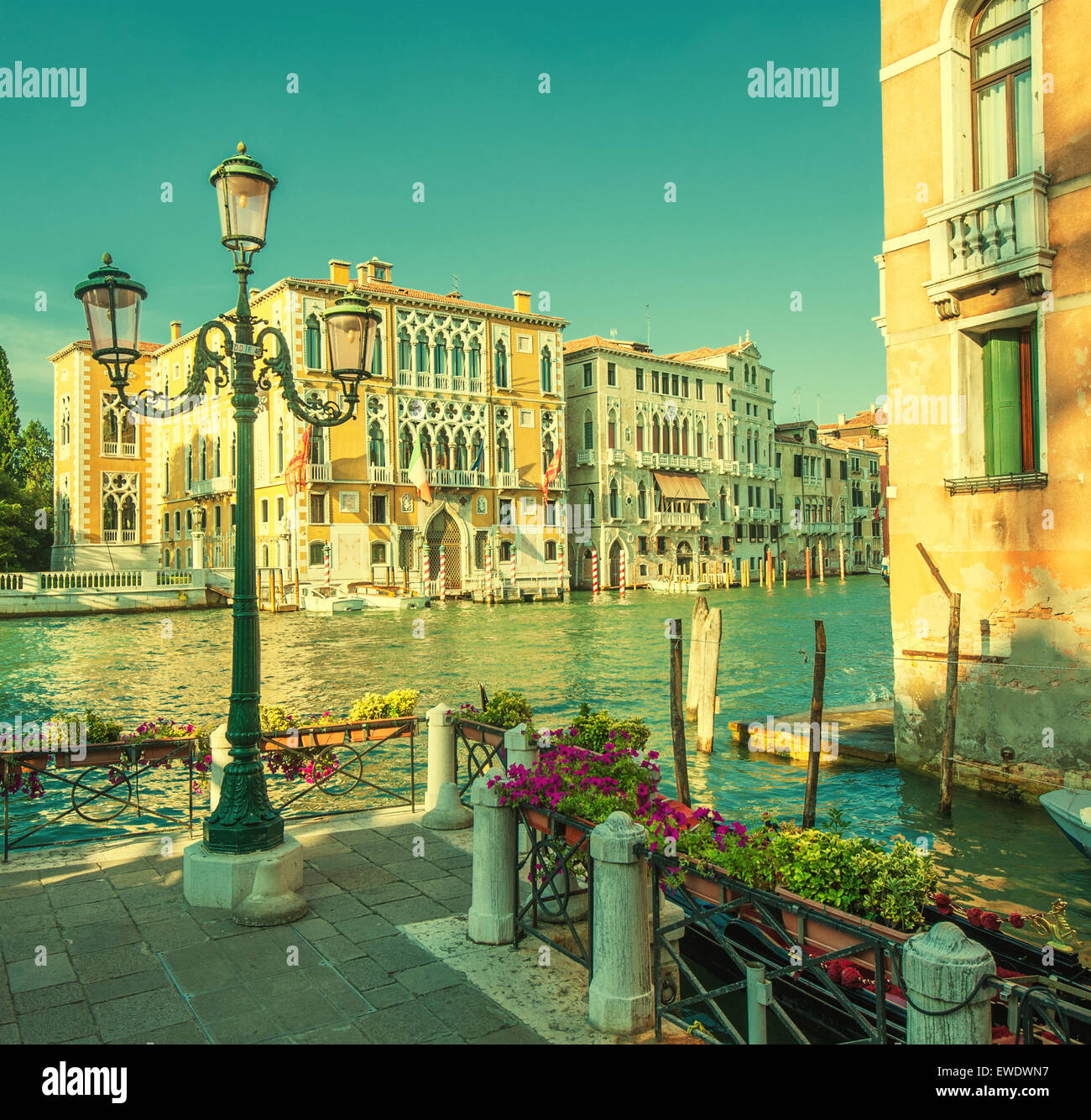 Venice style gondola hi-res stock photography and images - Alamy