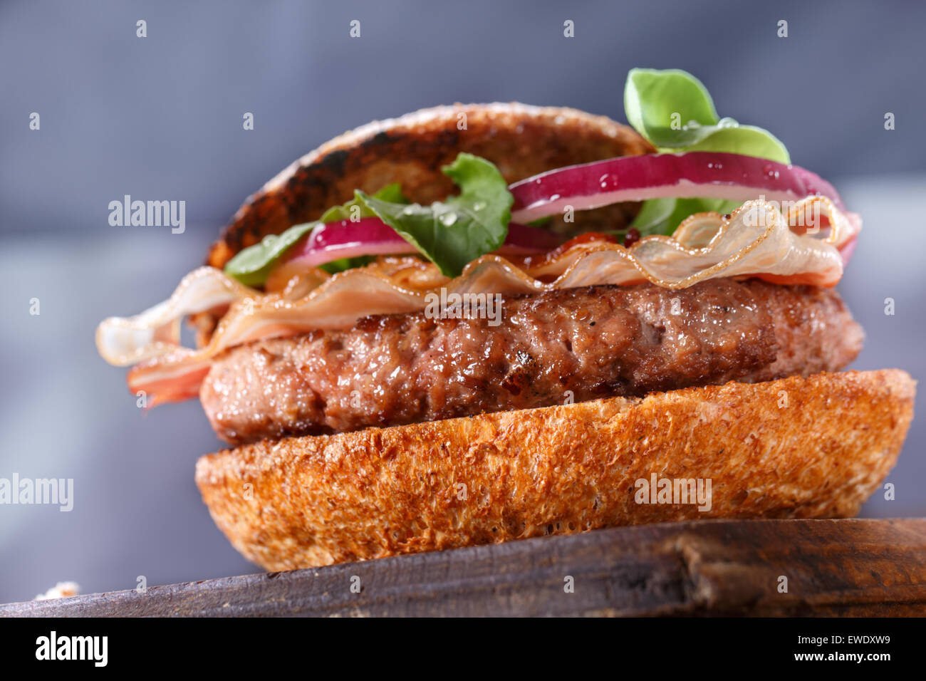 Cutting burger hi-res stock photography and images - Alamy