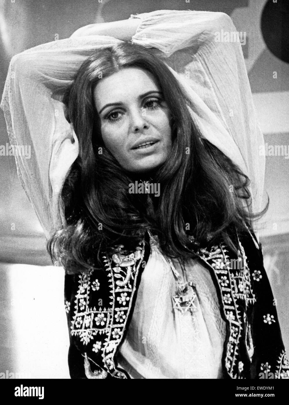 Israelische Filmschauspielerin und Sängerin Daliah Lavi singt in "Disco ...