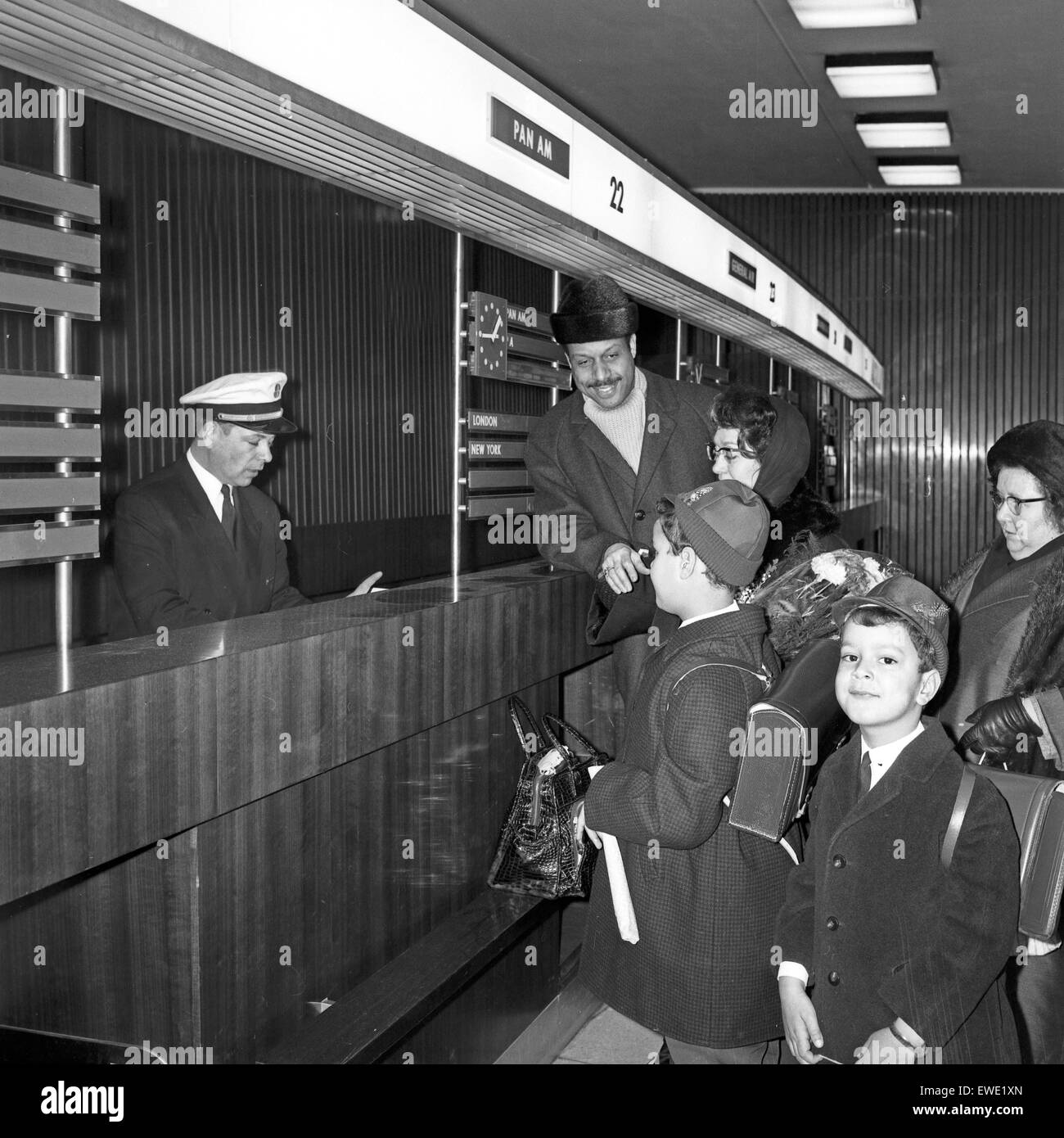 Der amerikanische Opernsänger Lawrence Winters in Hamburg, Deutschland ...