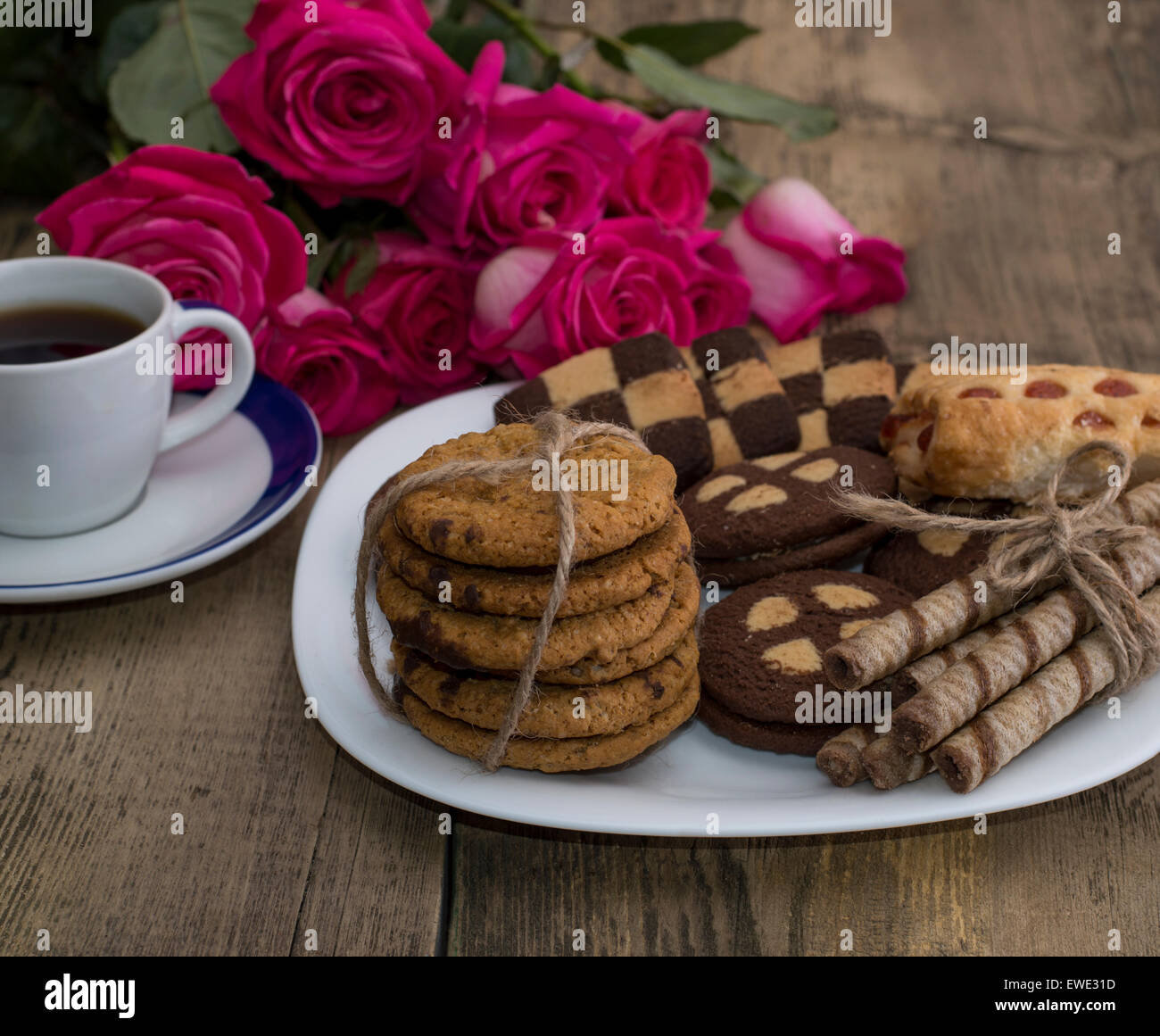 Bouquet pink roses coffee hi-res stock photography and images - Alamy
