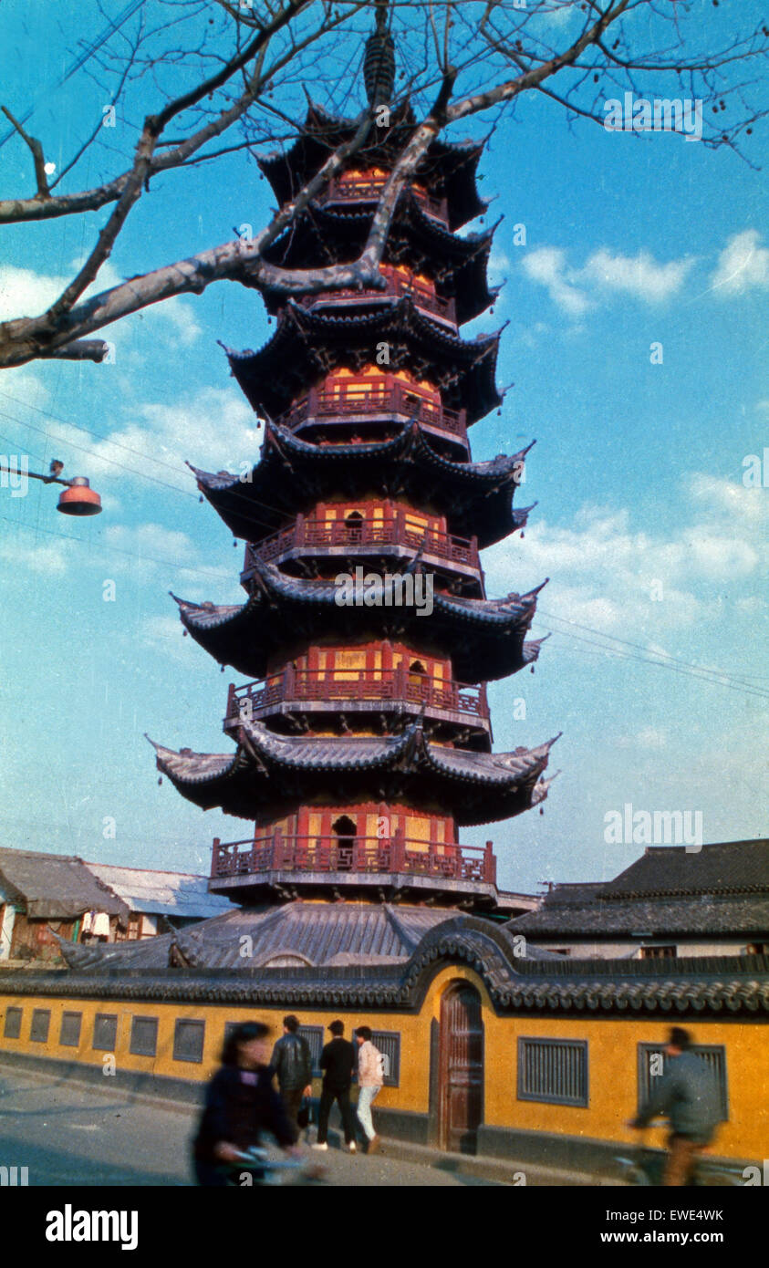 Die Longhua Pagode in Shanghai, China 1960er Jahre. Famous Longhua ...