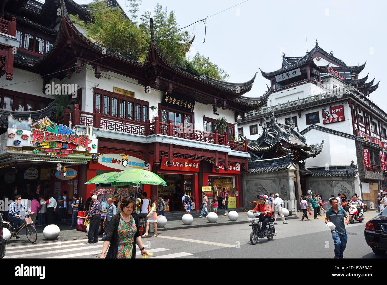 Shanghai old street bazaar hi-res stock photography and images - Alamy