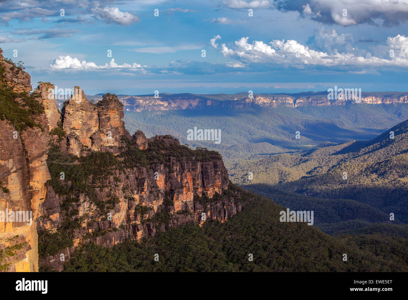 Famous Three Sisters rock formation in Blue Mountains of NSW, Australia ...