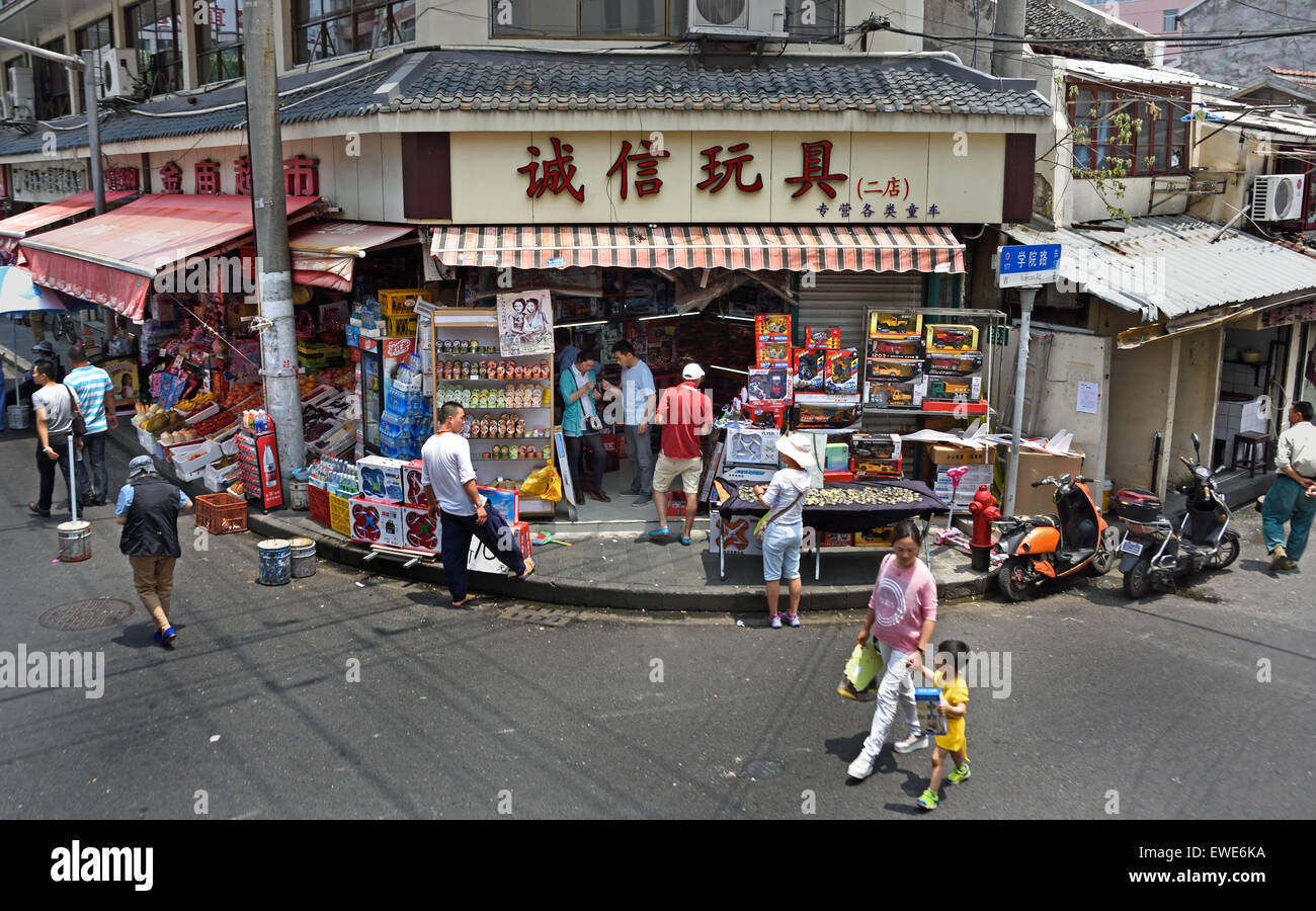 Small shops in the Old City ( surrounding Yuyuan Garden district ...