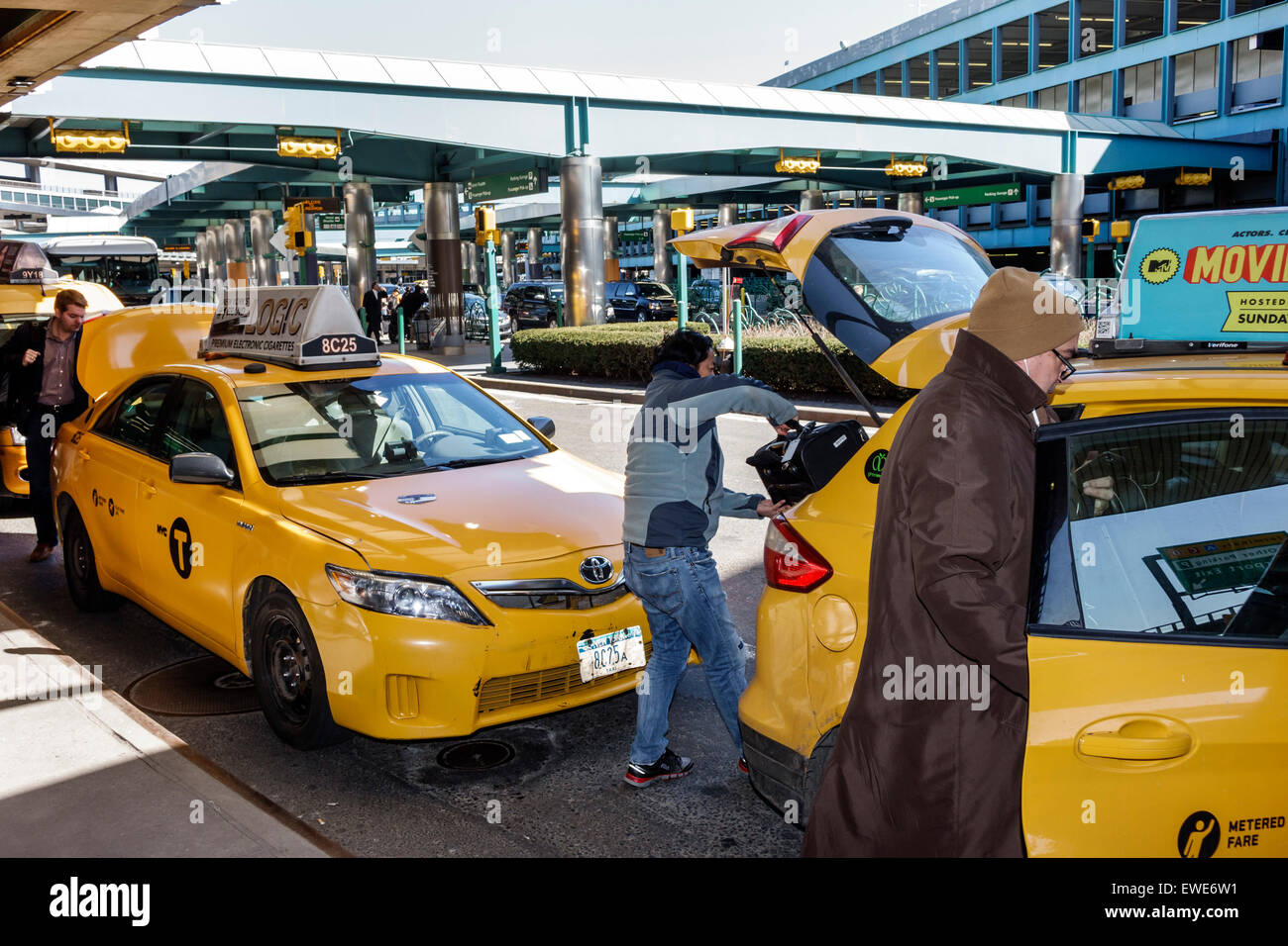Taxi picking up people hi-res stock photography and images - Alamy