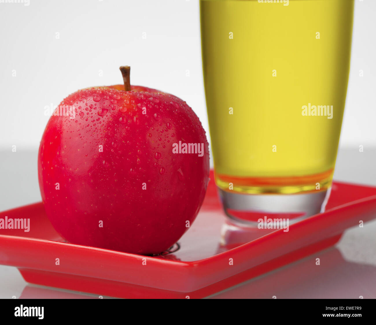 Red apple on plate hi-res stock photography and images - Alamy