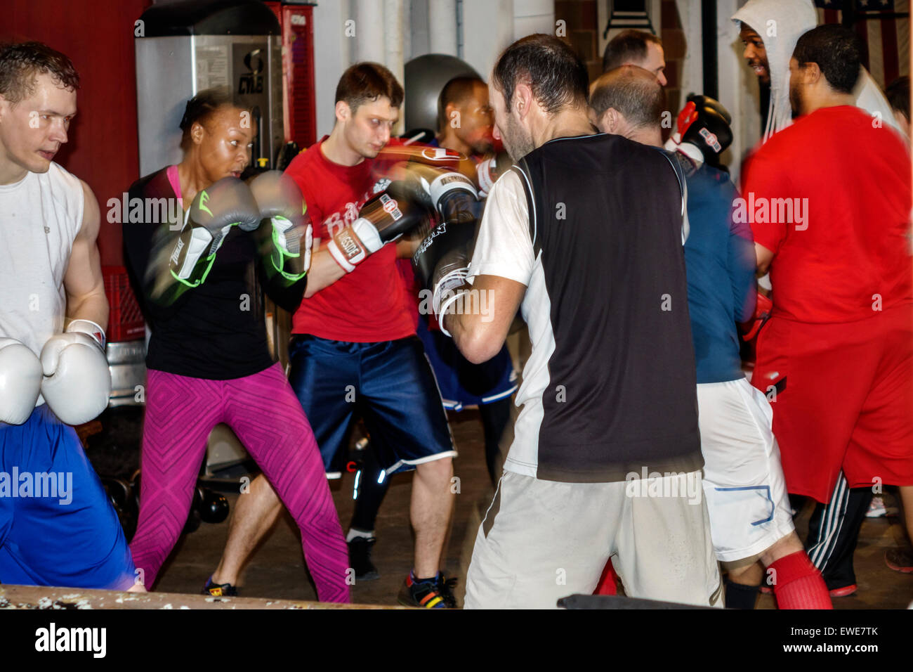 Boxing class men and women hi-res stock photography and images - Alamy