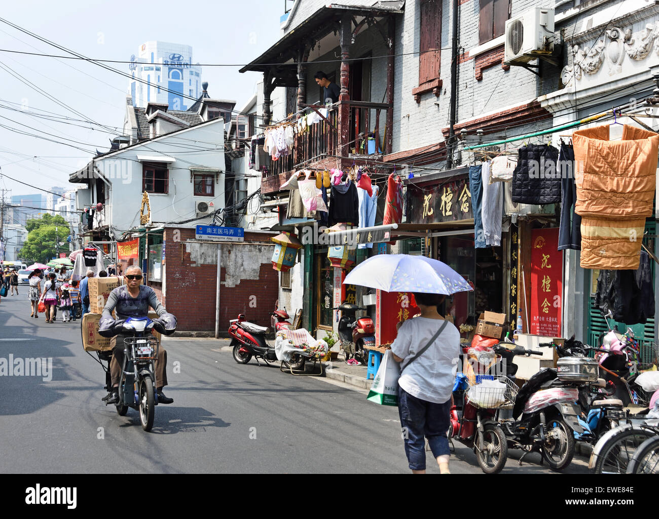 Small shops in the Old City ( surrounding Yuyuan Garden district ...