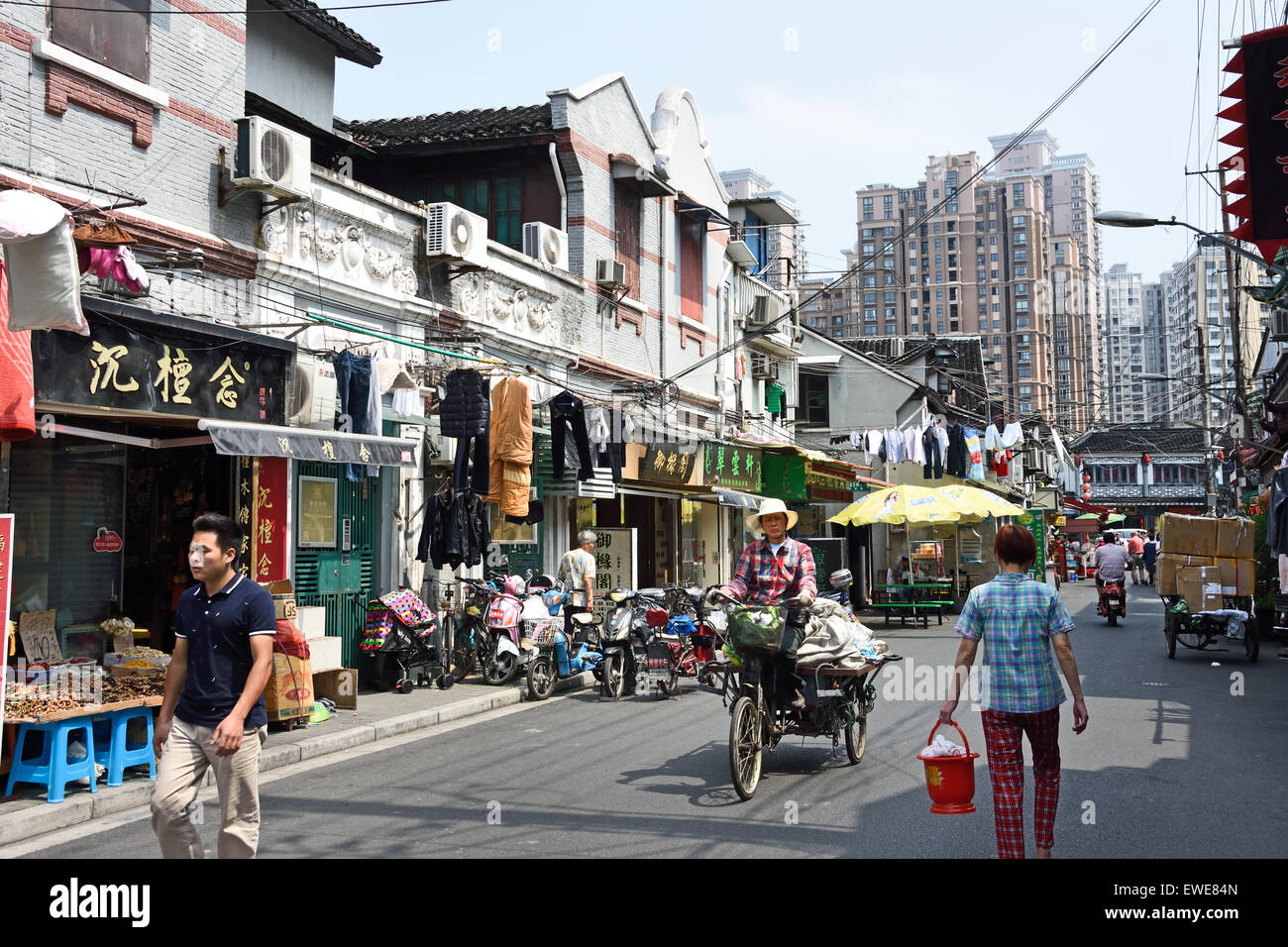 Small shops in the Old City ( surrounding Yuyuan Garden district ...