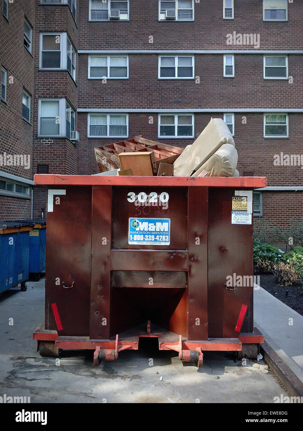 New york dumpster hi-res stock photography and images - Alamy