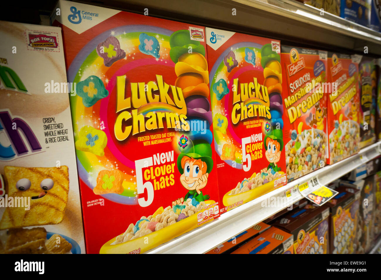 Cereal boxes on shelf hi-res stock photography and images - Alamy