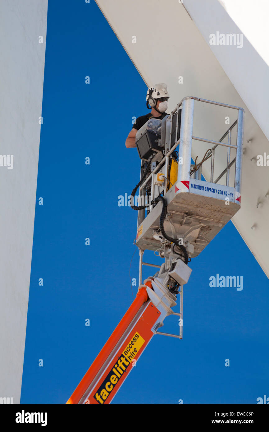 Workmen wearing mask hi-res stock photography and images - Alamy