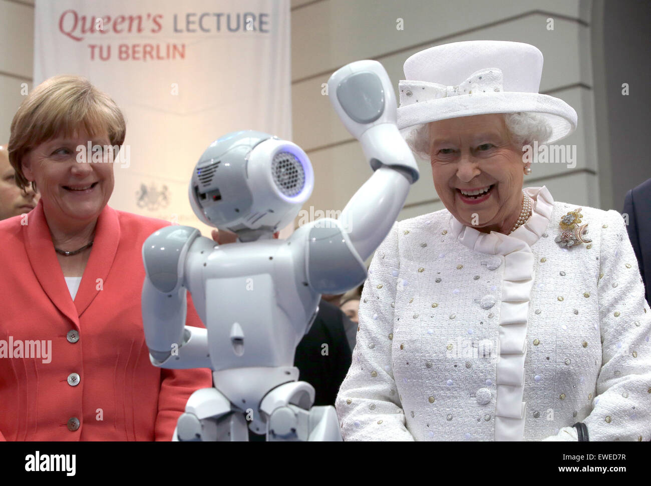 German Chancellor Angela Merkel (L) and Britain's Queen Elizabeth II ...