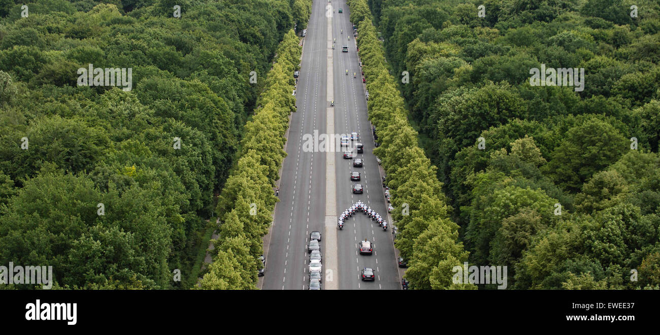 Berlin, Germany. 24th June, 2015. The motorcade with British Queen ...