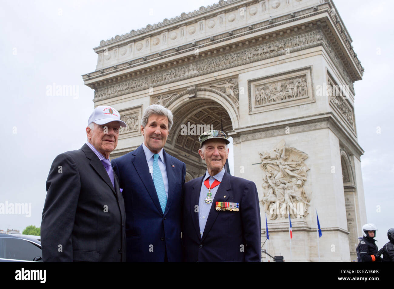 U.S. Secretary of State John Kerry poses with D-Day veterans Art ...