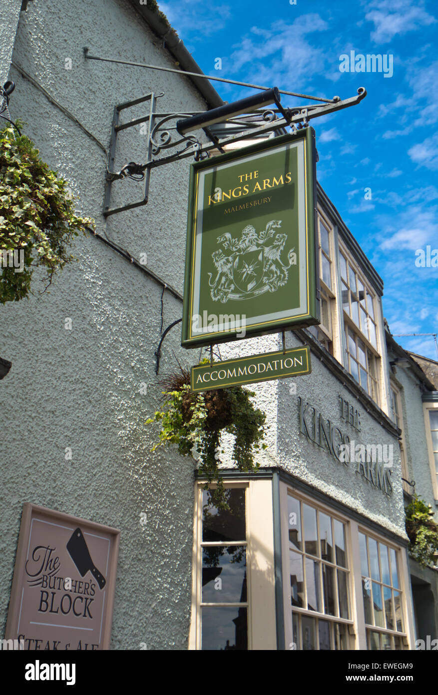 Pub sign kings arms hi-res stock photography and images - Alamy