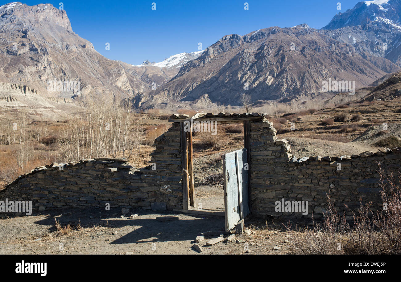 Wicket gate hi-res stock photography and images - Alamy