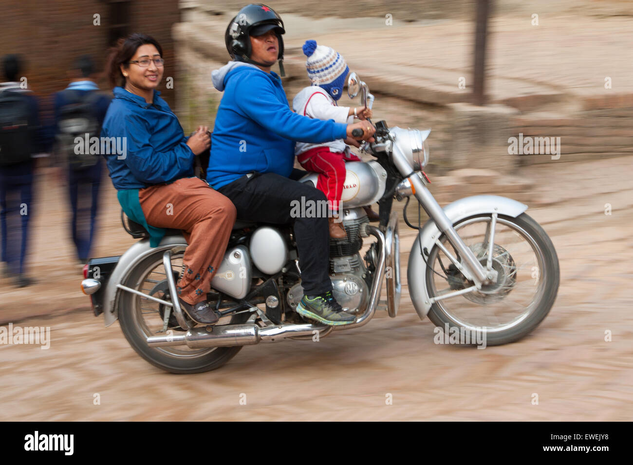 Family on motorcycle hi-res stock photography and images - Alamy