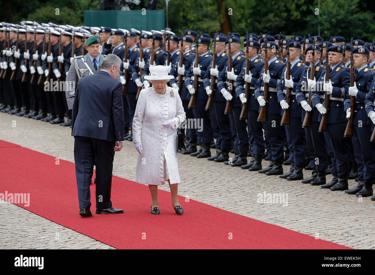 German President Gauck welcomes Queen Elisabeth II with Military Honors ...