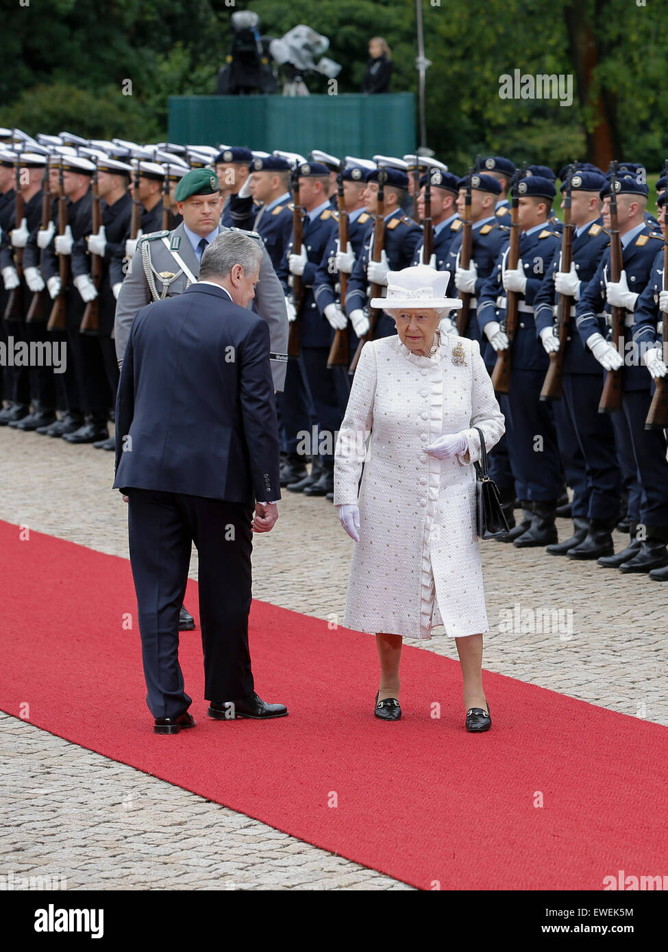 German President Gauck welcomes Queen Elisabeth II with Military Honors ...