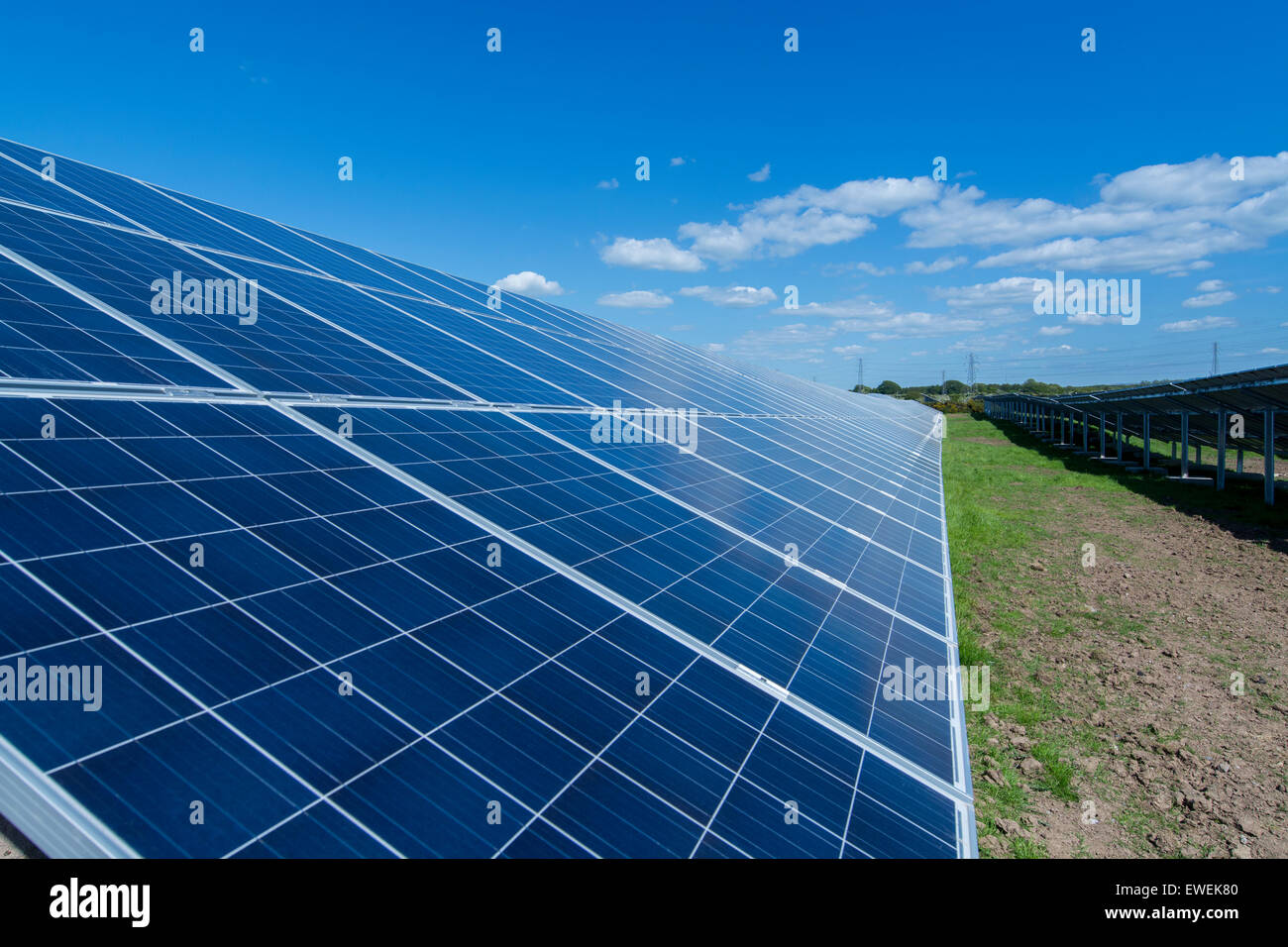 Solar farm uk hi-res stock photography and images - Alamy