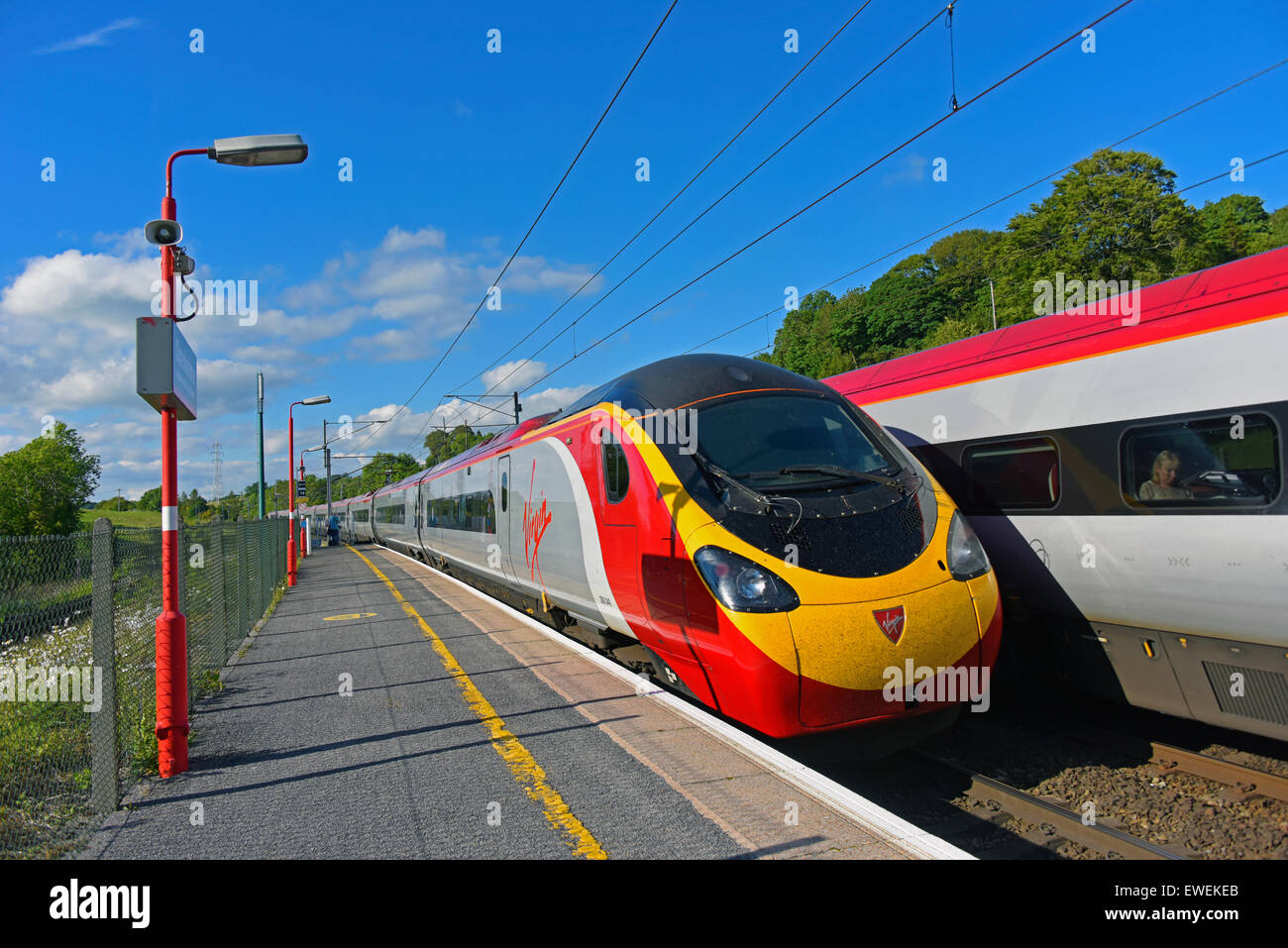 Virgin Class 390 Pendolino passenger trains. Oxenholme Rail Station ...