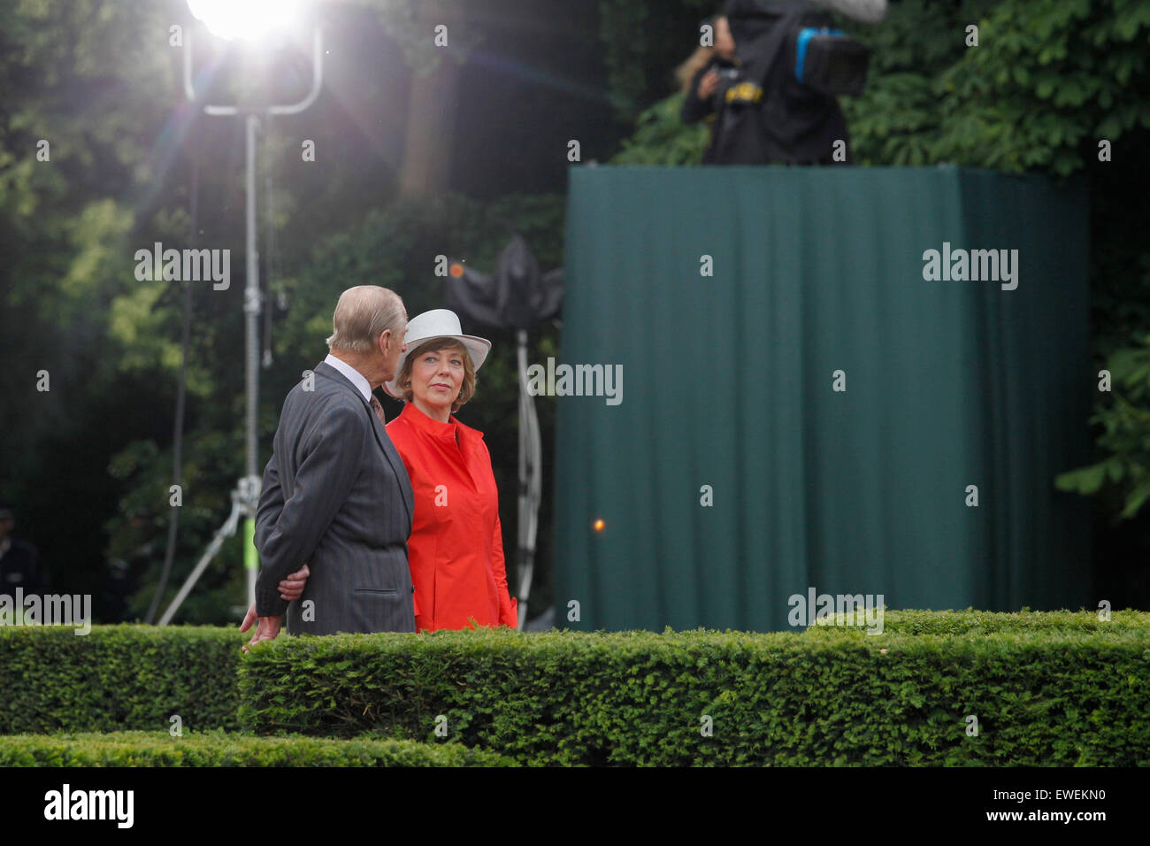 German President Gauck welcomes Queen Elisabeth II with Military Honors ...