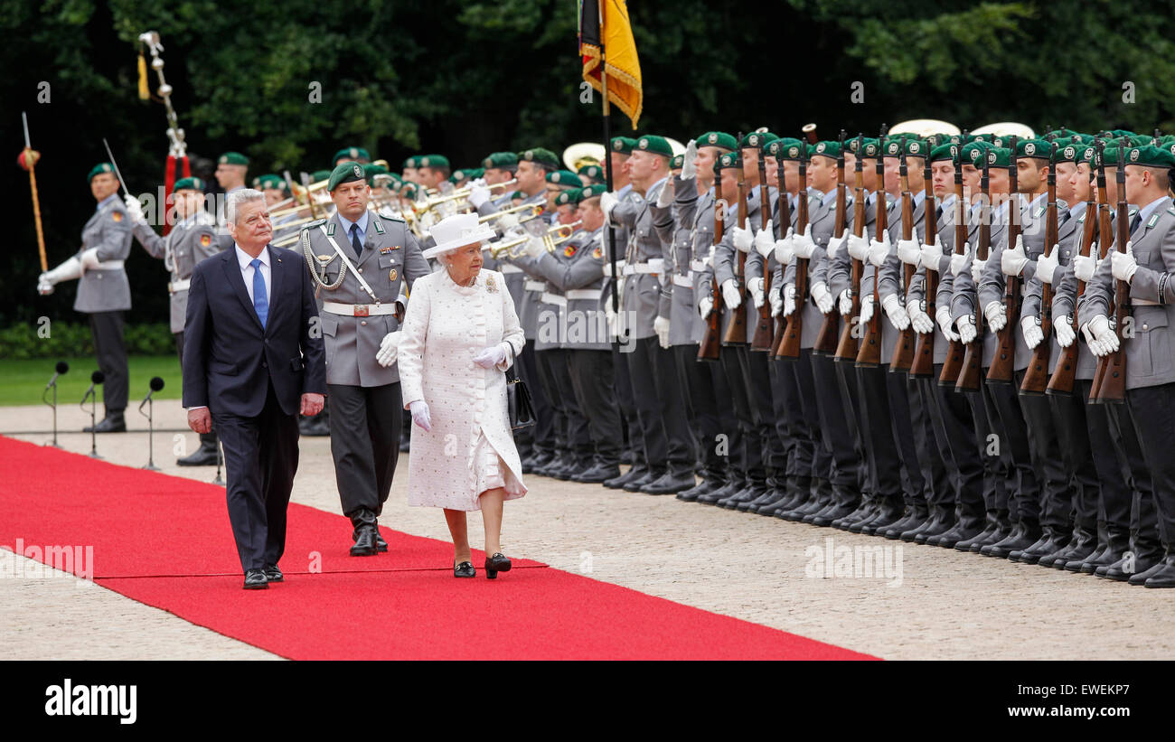 German President Gauck welcomes Queen Elisabeth II with Military Honors ...