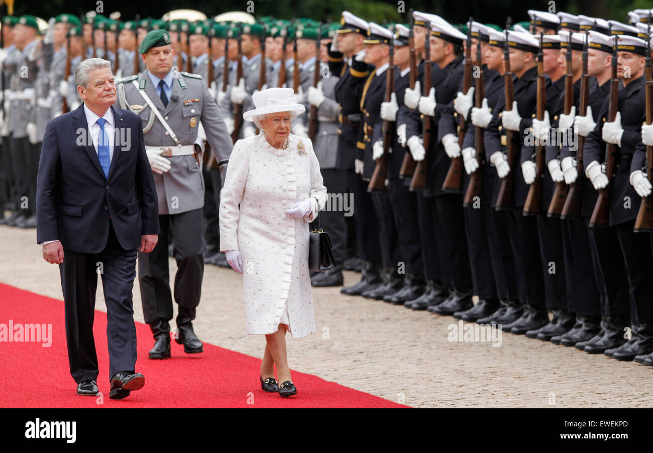 German President Gauck welcomes Queen Elisabeth II with Military Honors ...