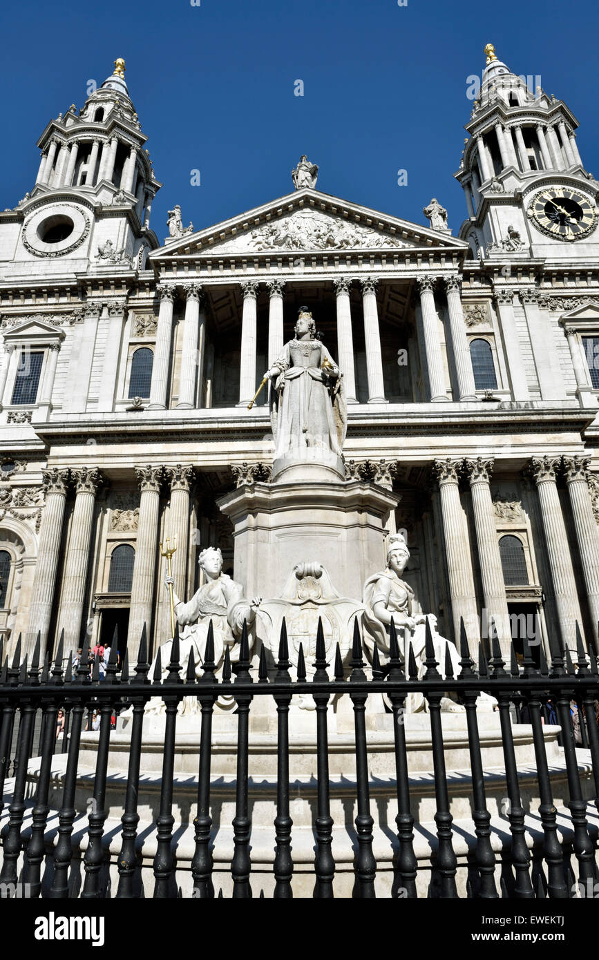Queen Anne statue in front of St. Pauls Catherdal, City of London ...