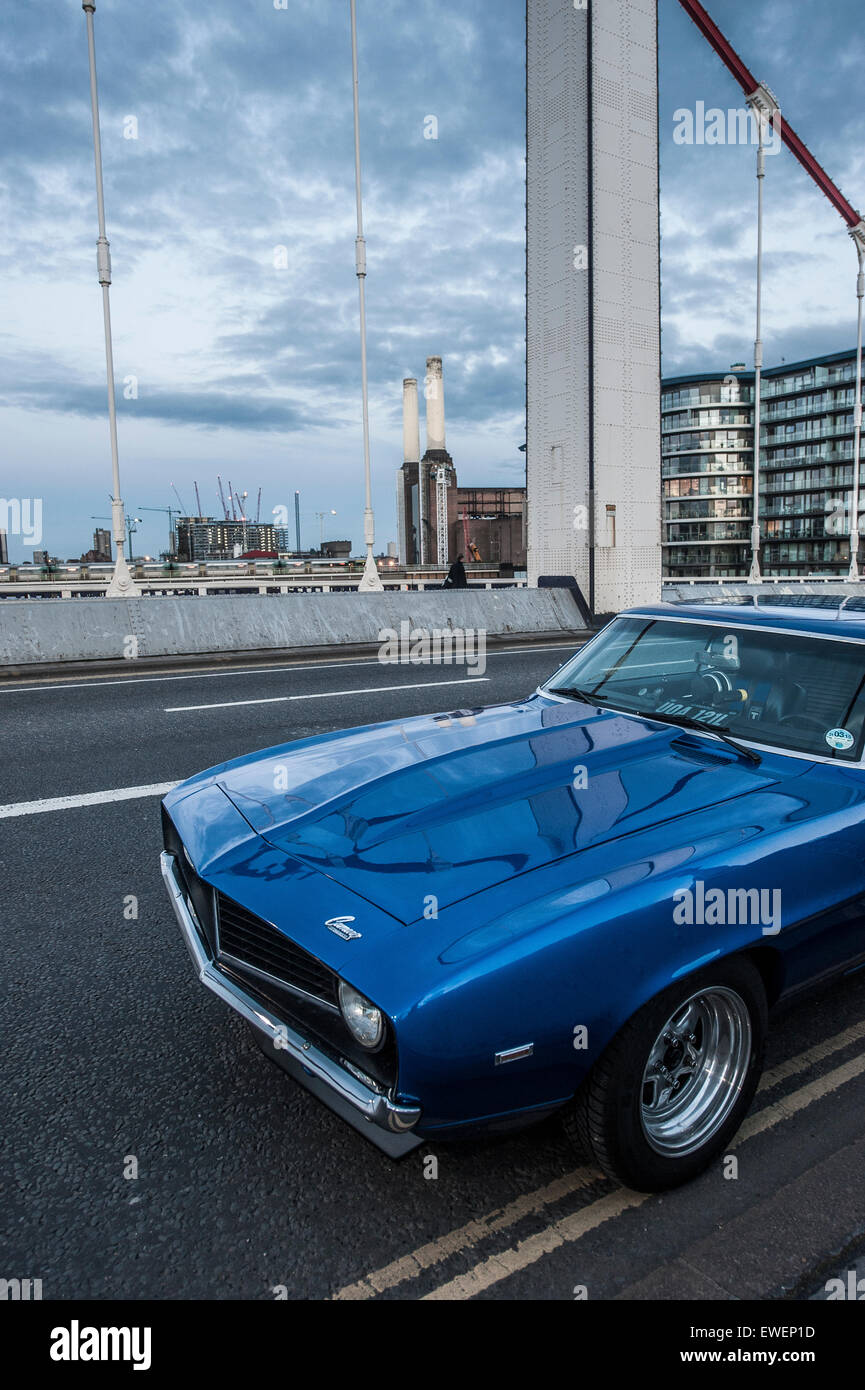 Classic cars convene on Chelsea Bridge for the monthly Chelsea Cruise ...