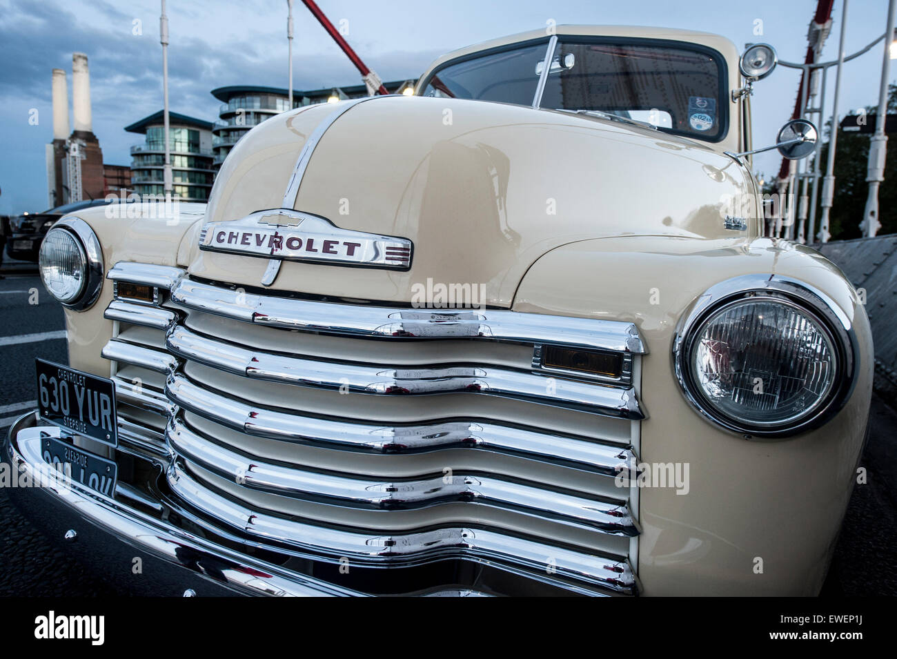 Classic cars convene on Chelsea Bridge for the monthly Chelsea Cruise ...