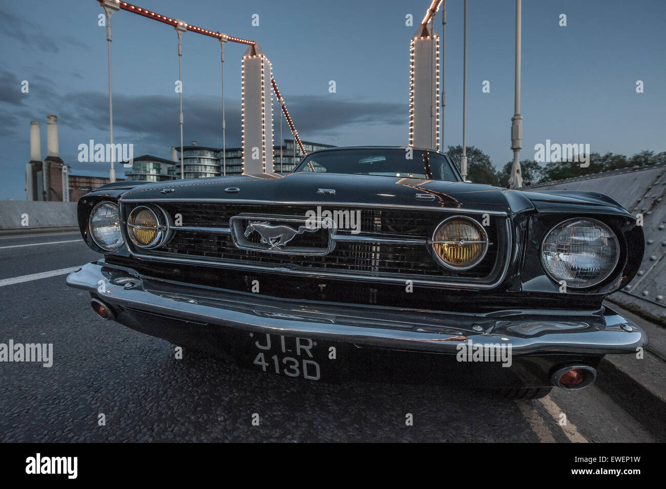 Classic cars convene on Chelsea Bridge for the monthly Chelsea Cruise ...