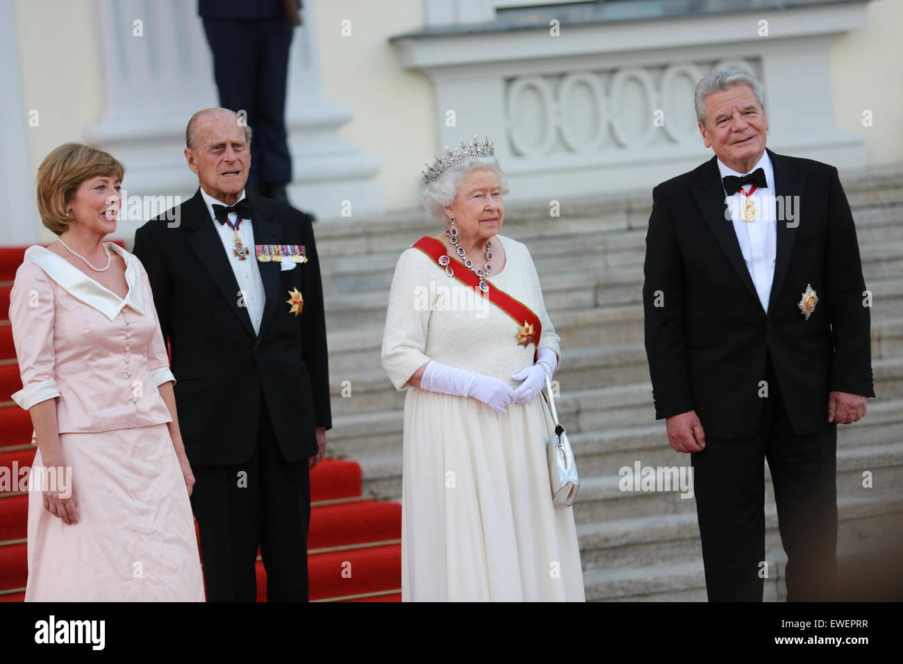 Queen elizabeth ii and the german president joachim gauck hi-res stock ...