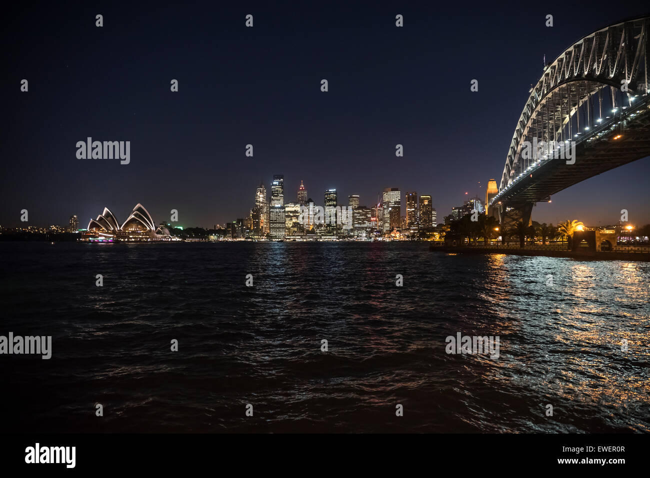 Night shoot of Sydney harbour with the opera house, harbour bridge and ...