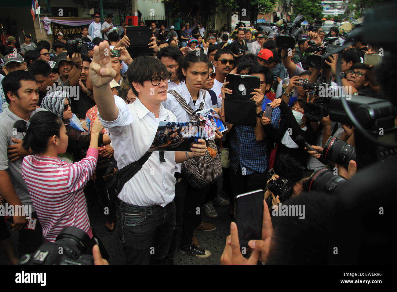 Bangkok, Thailand. 24th June, 2015. Mr. Rangsiman Rome ( C ) anti-coup doing the symbols with ...