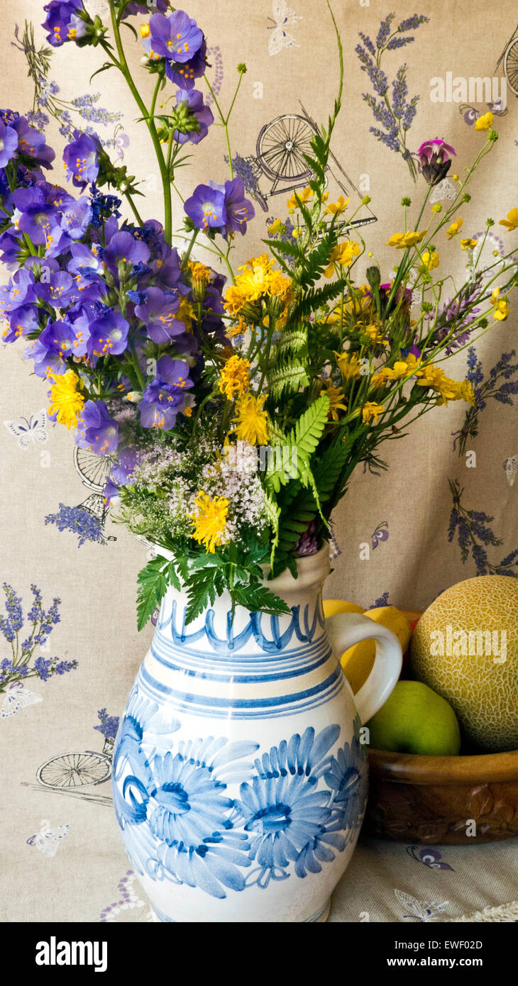 Pot of flowers and fruit hi-res stock photography and images - Alamy