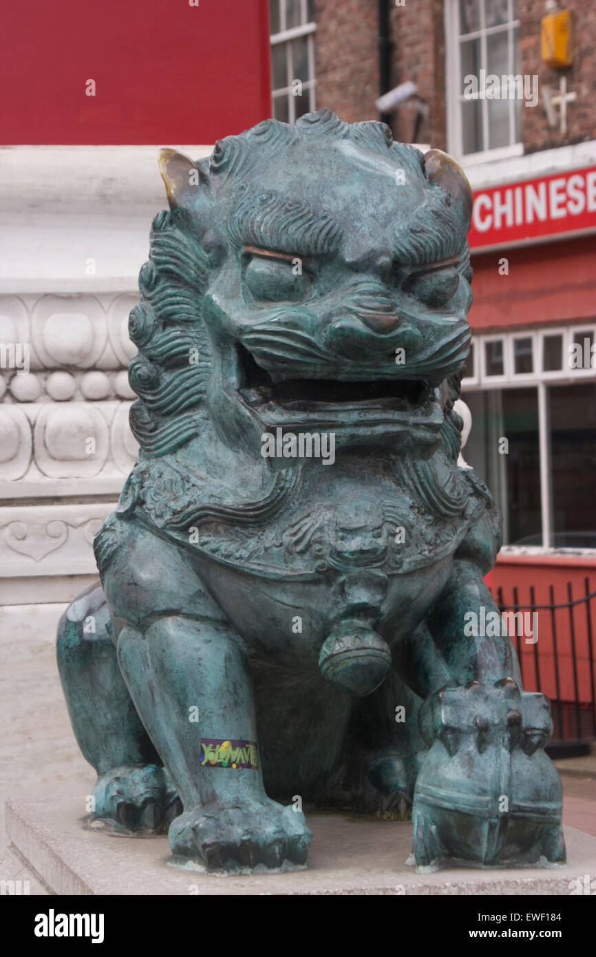 Lion at Chinatown entrance Liverpool Stock Photo - Alamy