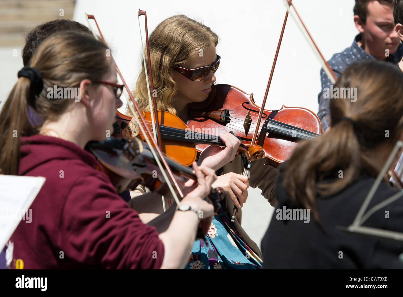 String orchestra hi-res stock photography and images - Alamy