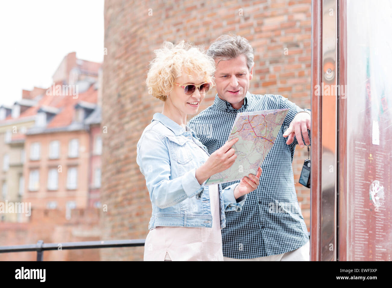 Couple looking city map hi-res stock photography and images - Alamy