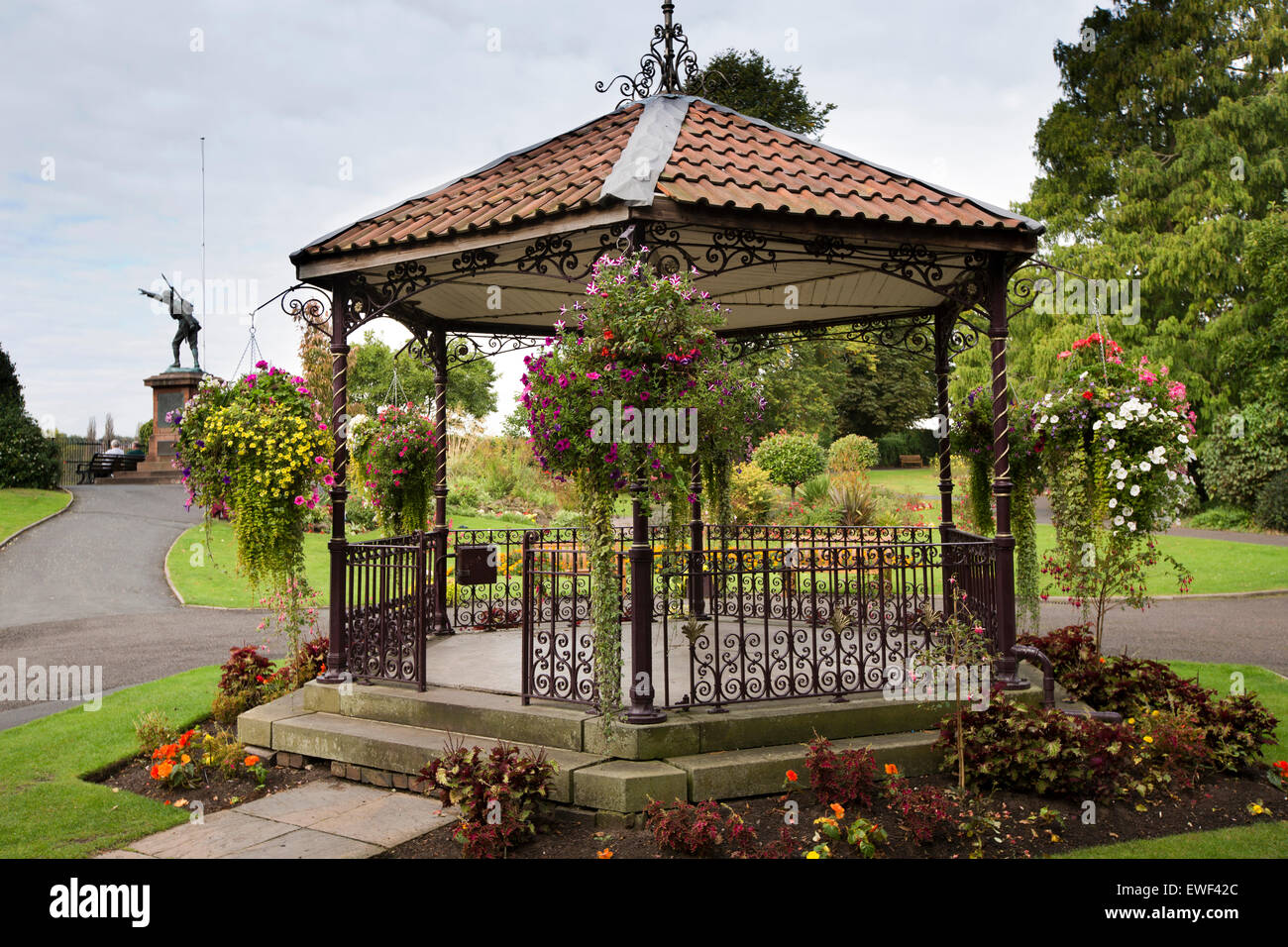 Castle grounds hi-res stock photography and images - Alamy