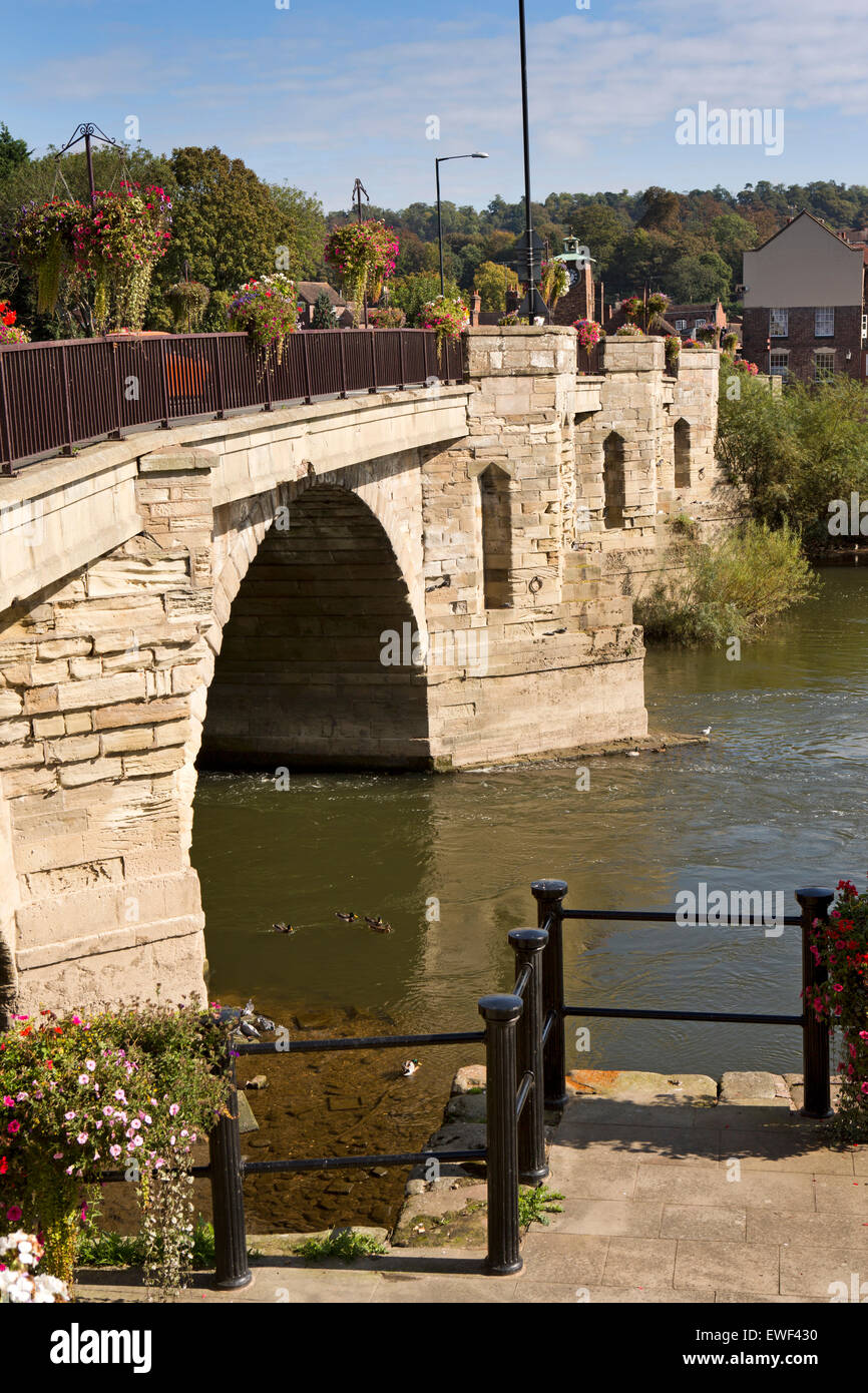 UK, England, Shropshire, Bridgnorth, bridge over River Severn from ...