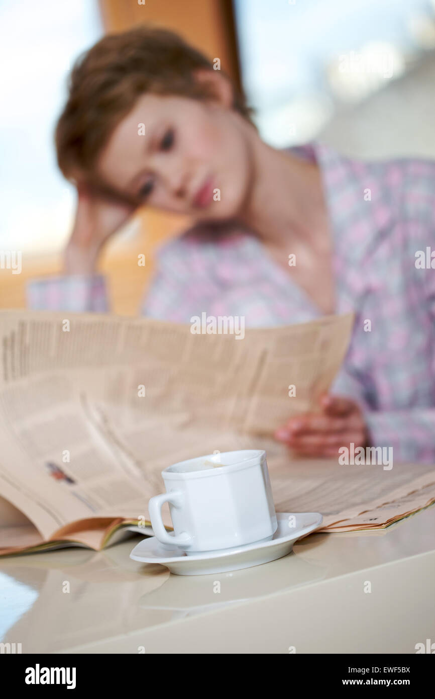 Woman reading newspaper hi-res stock photography and images - Alamy